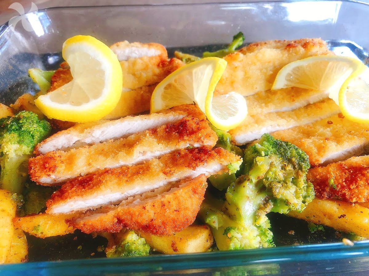 Filetes de pollo al limón con brócoli especiado y patatas | recetástico