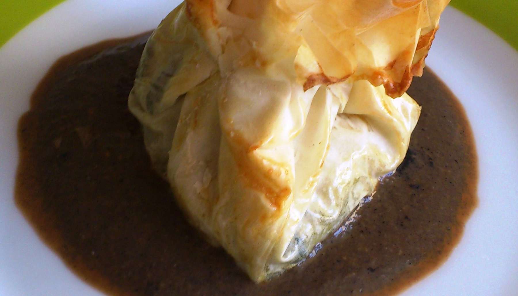 Saquitos de pasta filo con verduras y guiso de pato | recetástico