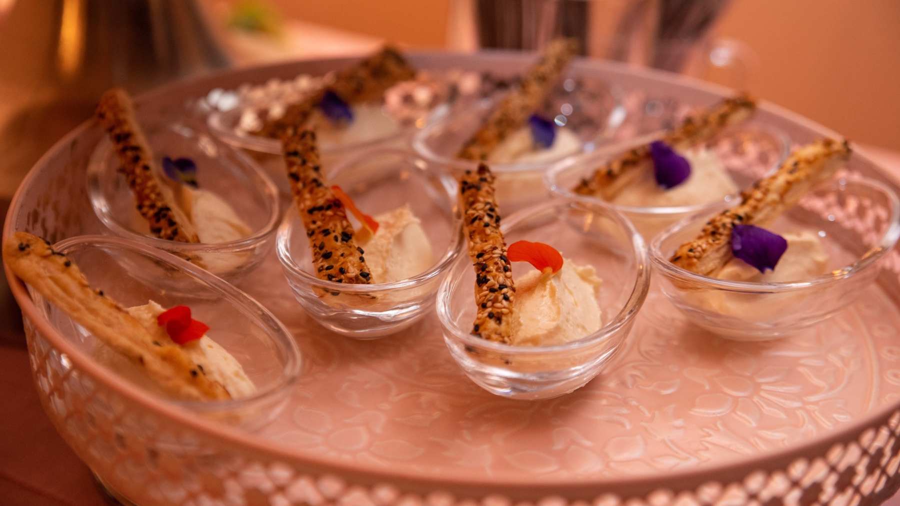 Mousse de queso con almendras y frutos rojos | recetástico