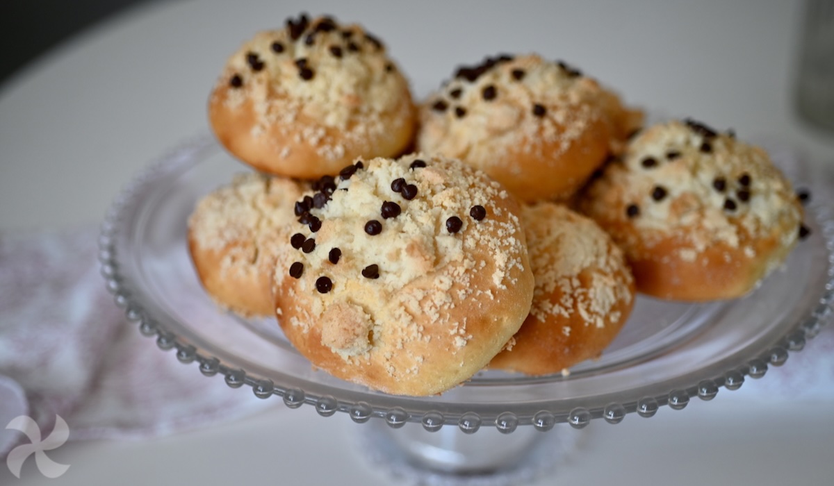 Bollitos con crumble en la superficie | recetástico